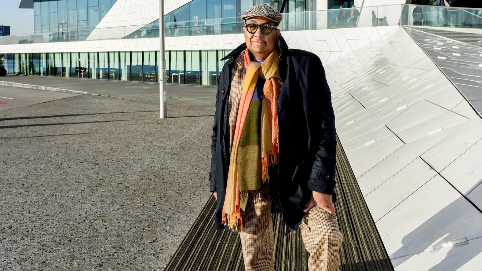 John Leerdam ontvangt Amsterdamspeld | Het Parool