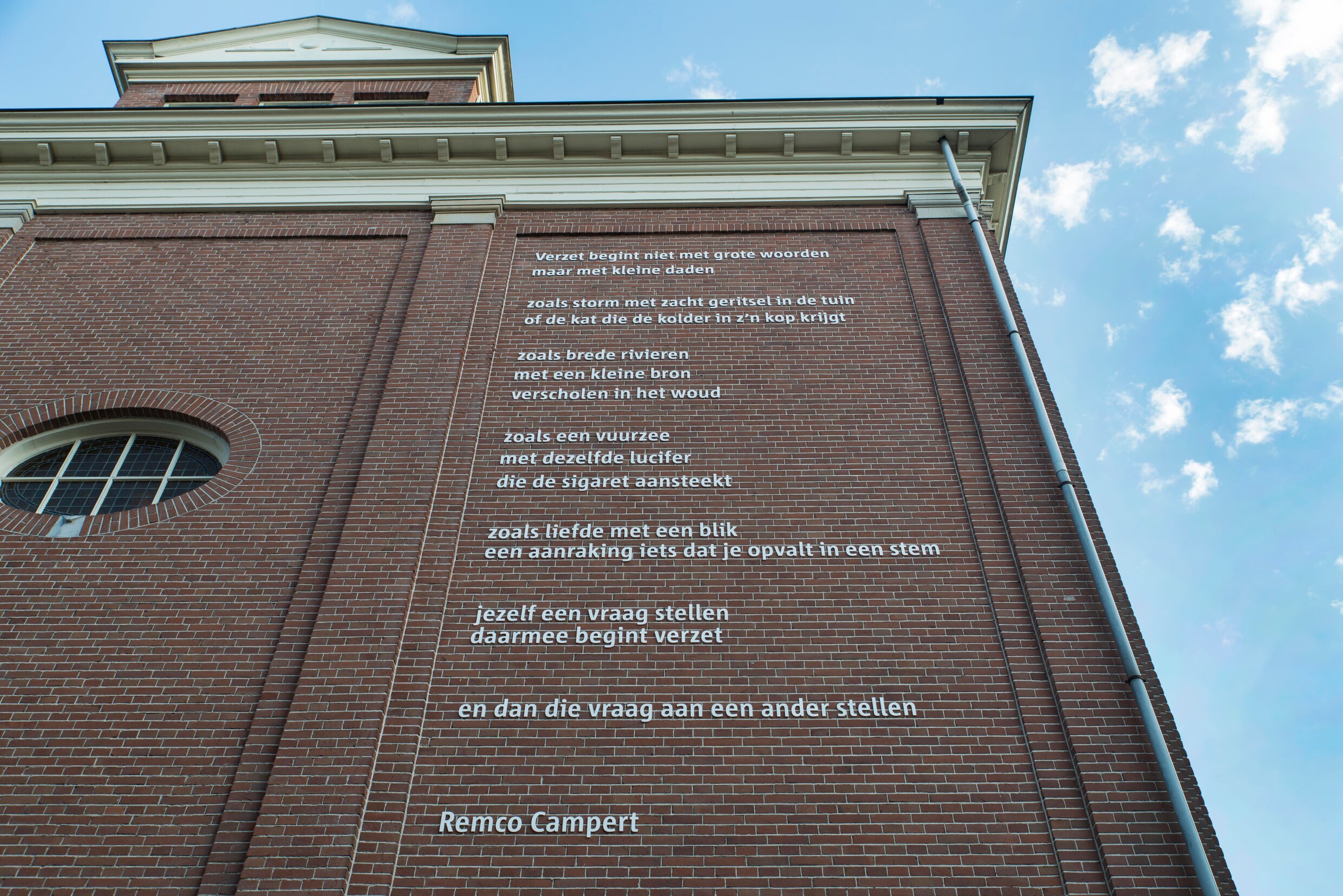 Amsterdam trekt belastingaanslag voor gedicht van Remco Campert op ...