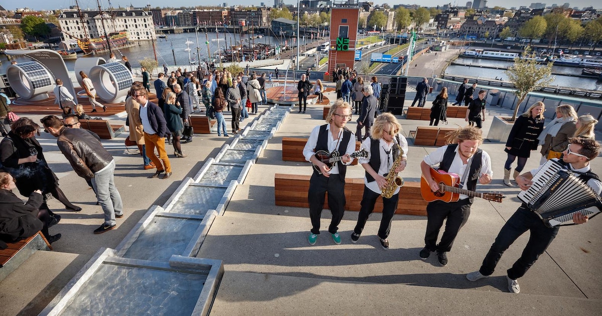 Muziek en films op het zomerse dak van Nemo | Het Parool