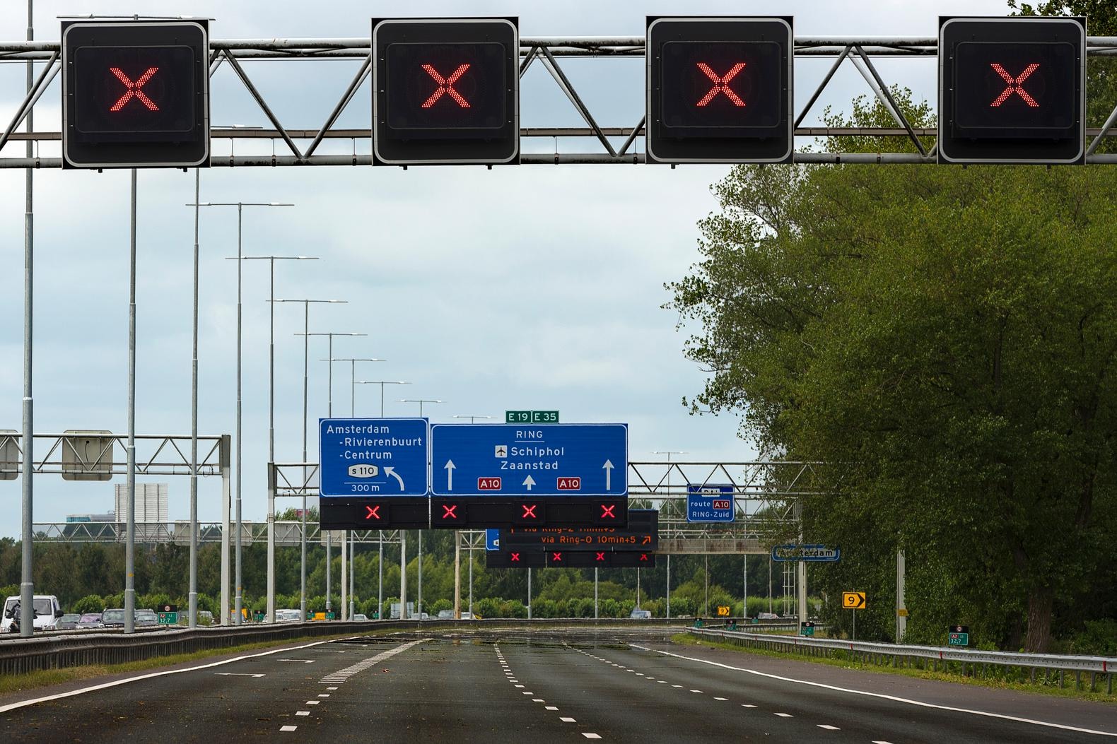 Doorrijden bij rood kruis op snelweg hard aangepakt | Het Parool