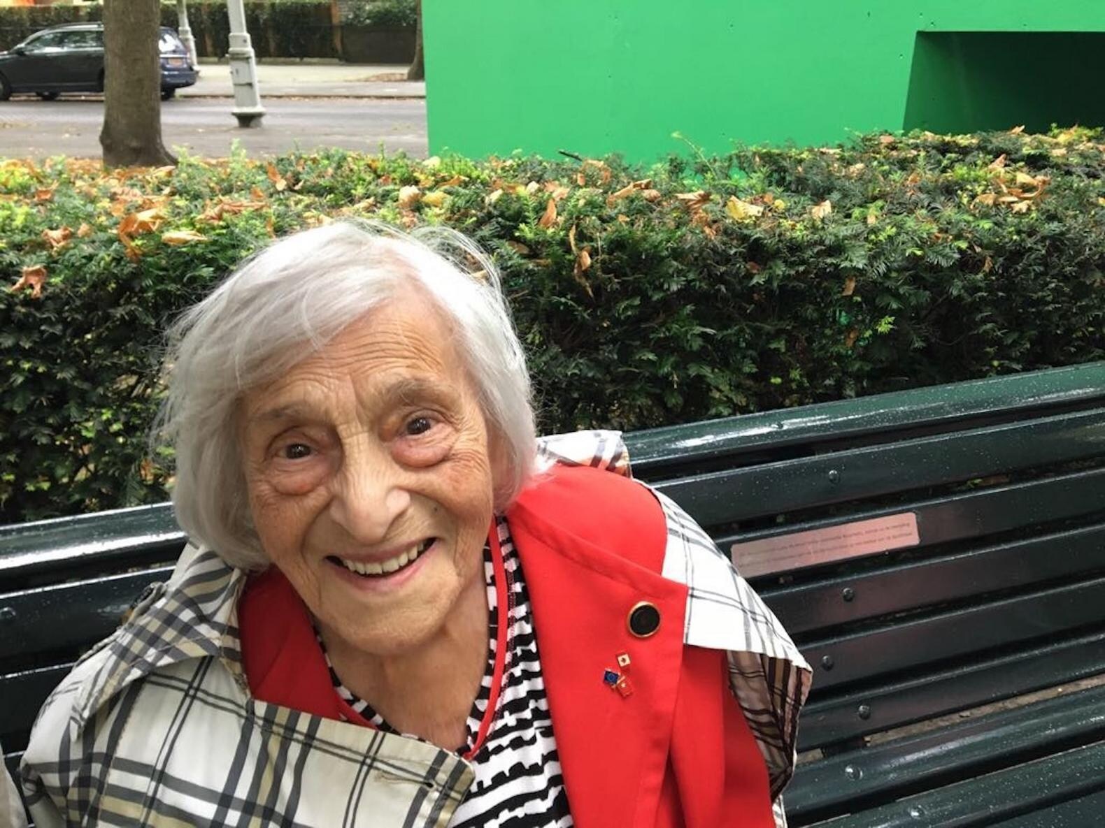 Auschwitz-overlevende geëerd met bankje op Apollolaan | Het Parool