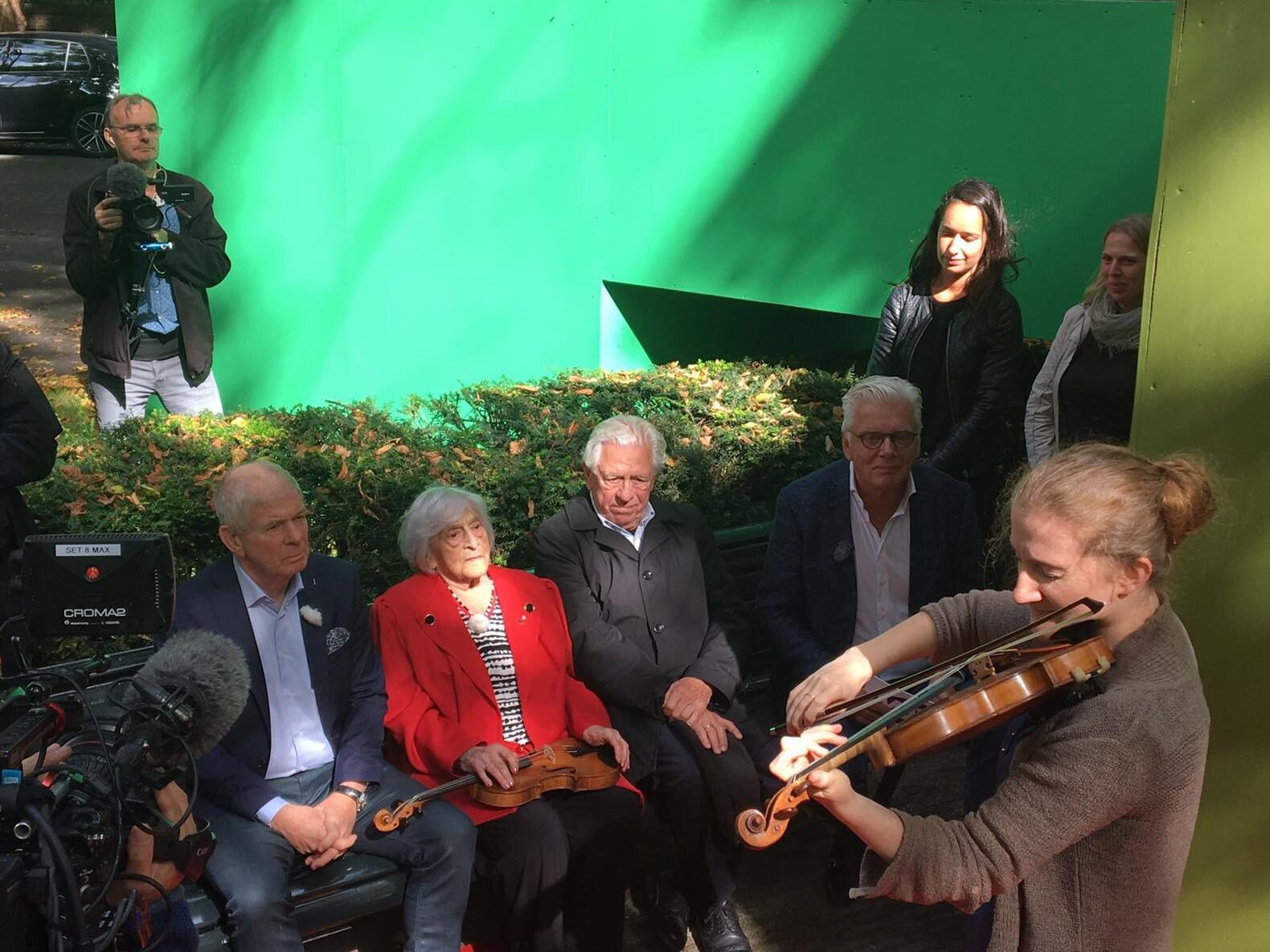 Auschwitz-overlevende geëerd met bankje op Apollolaan | Het Parool