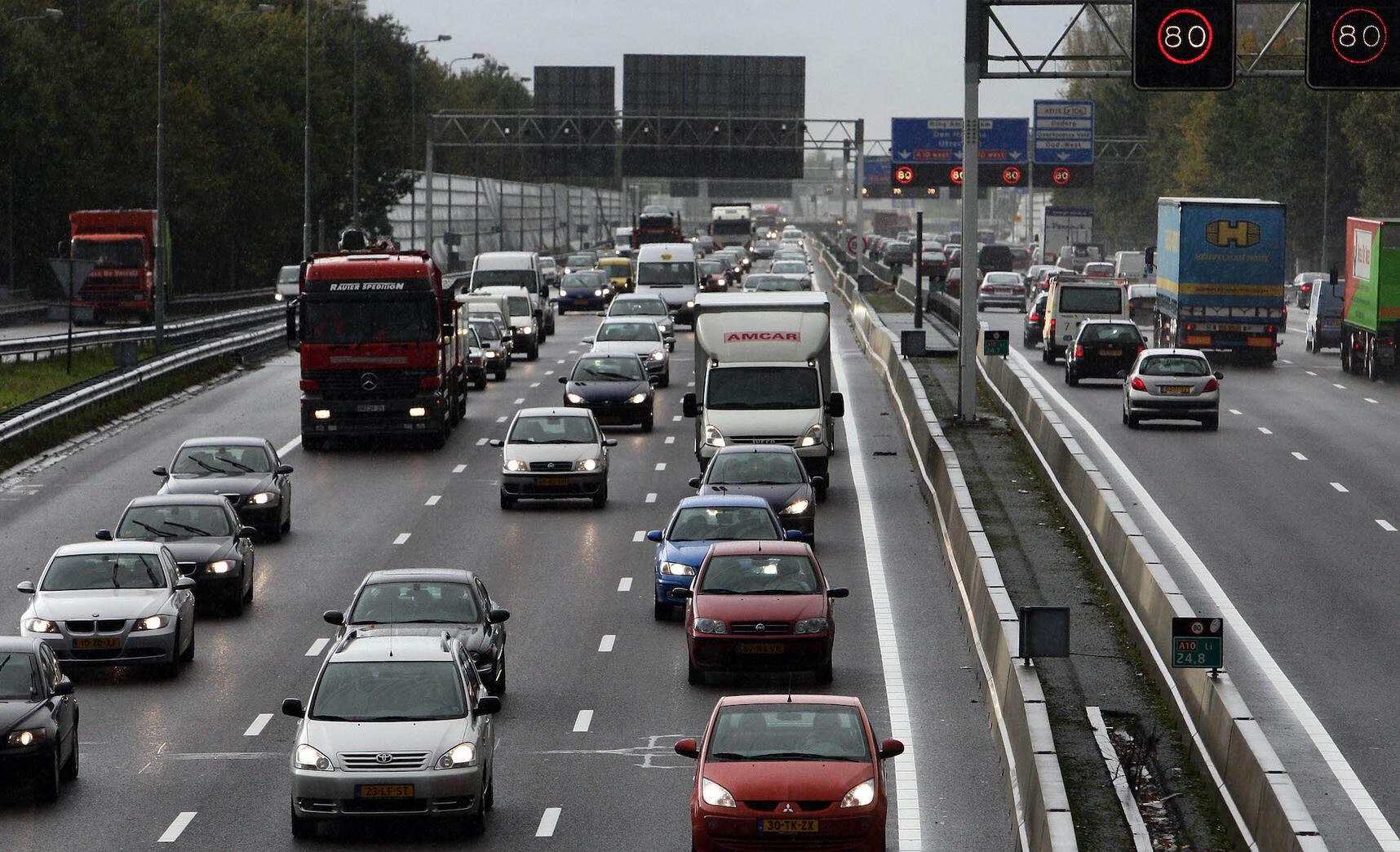 File Ring A10 richting Watergraafsmeer door ongeluk bij Zeeburgertunnel | Het Parool