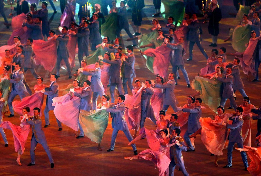 Tretjak en Rodnina ontsteken olympische vlam | Het Parool