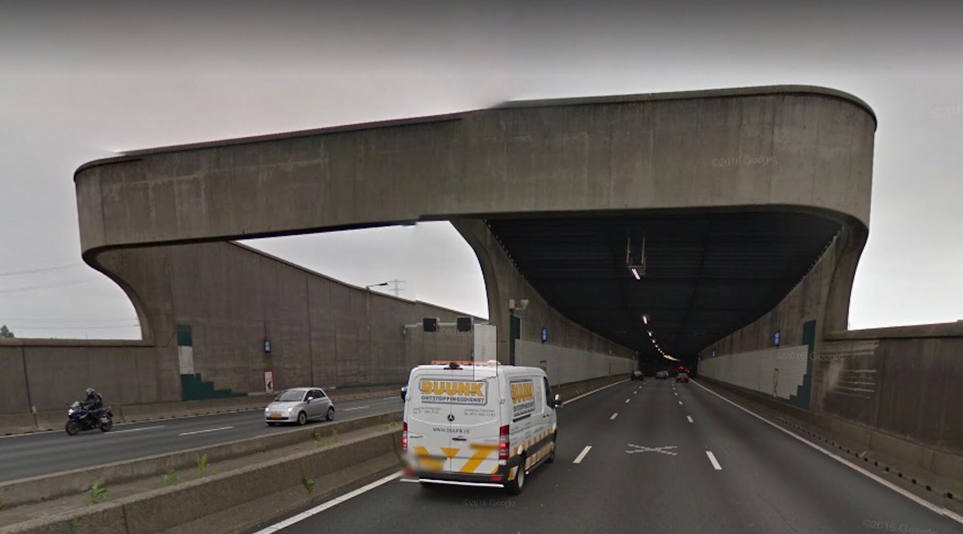 Zeeburgertunnel dicht na ongeluk | Het Parool