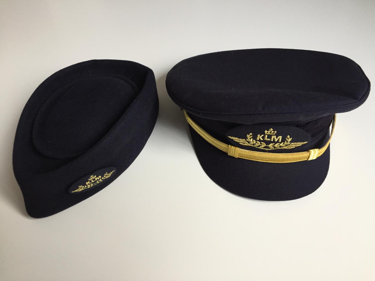 Pet hoort niet meer bij uniform van KLM-piloten | Het Parool