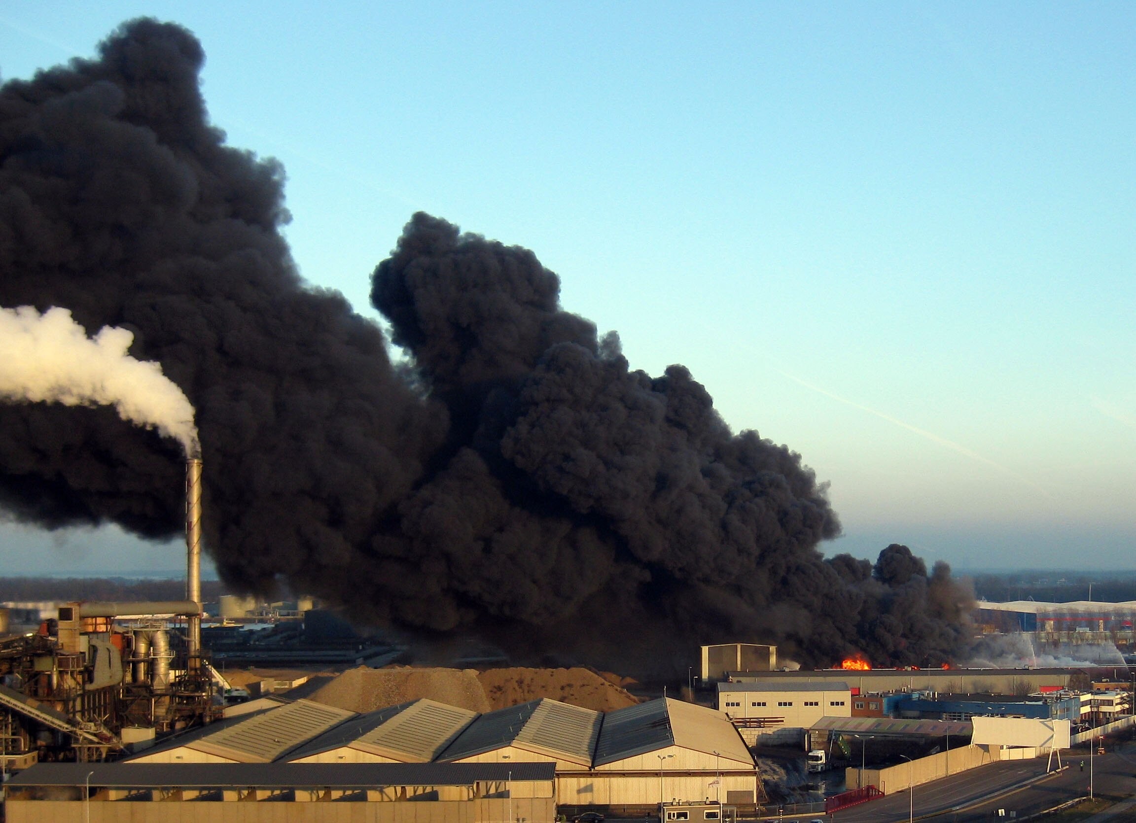 Kosten brand Moerdijk veel hoger dan genoemd | Het Parool