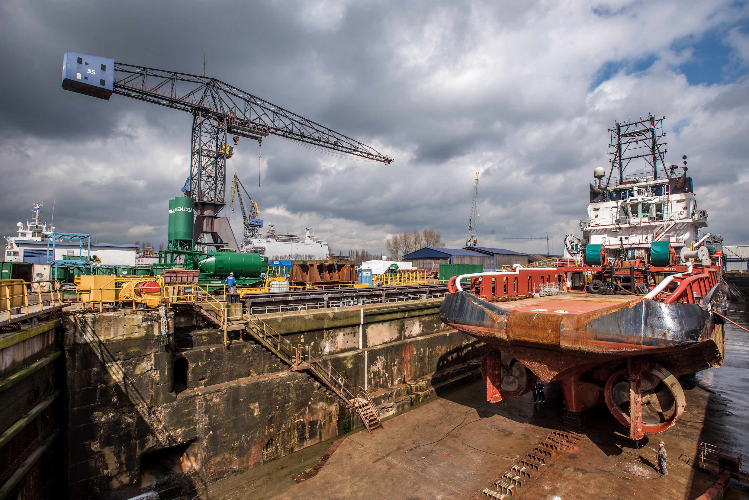 Scheepswerf in Noord wil niet wijken voor woningbouw in haven | Het Parool