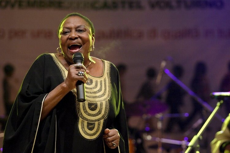 ten slotte: Miriam Makeba 1932 - 2008 | Het Parool