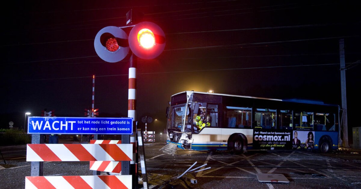 Trein rijdt dwars door pendelbus bij Halfweg | Het Parool