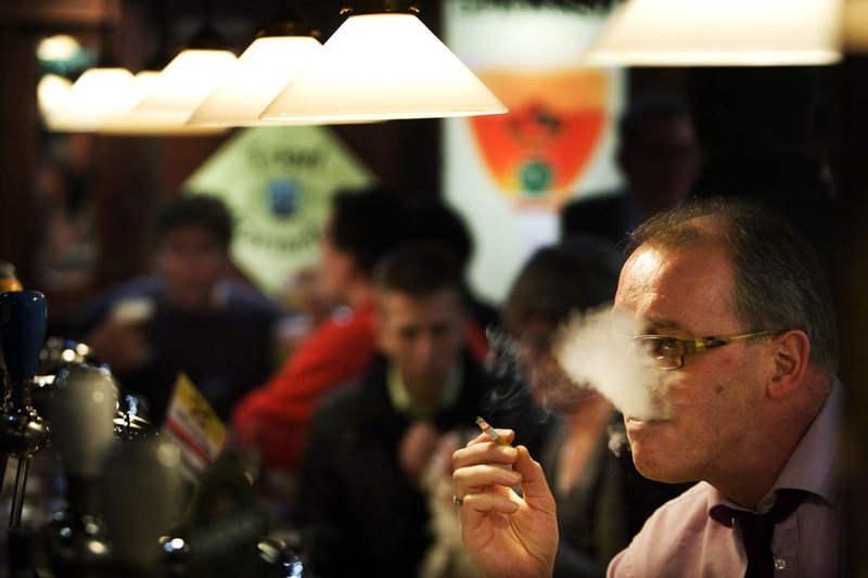 Roken kan deze zomer in de kleine kroeg | Het Parool