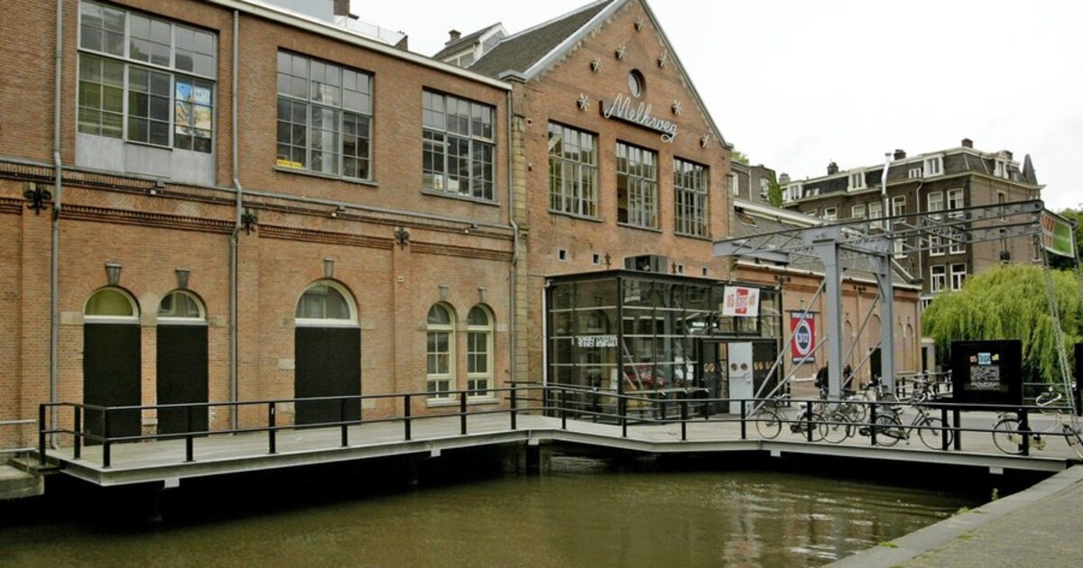 Fietsenstalling in gracht moet 3800 parkeerplekken opleveren | Het Parool