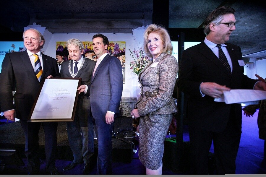 Stropdas niet langer heilig in bastion van de old boys | Het Parool