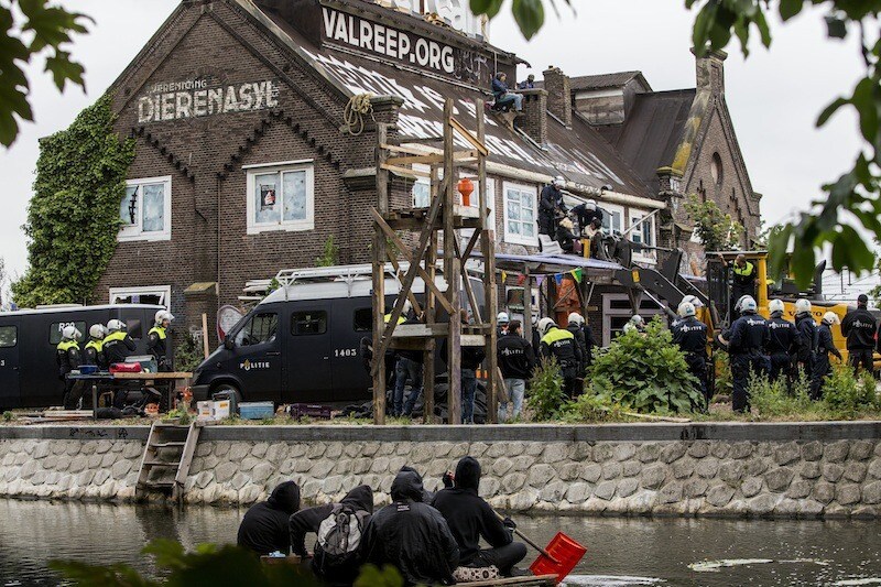 Ontruiming van gekraakt pand De Valreep is zo goed als afgerond | Het ...