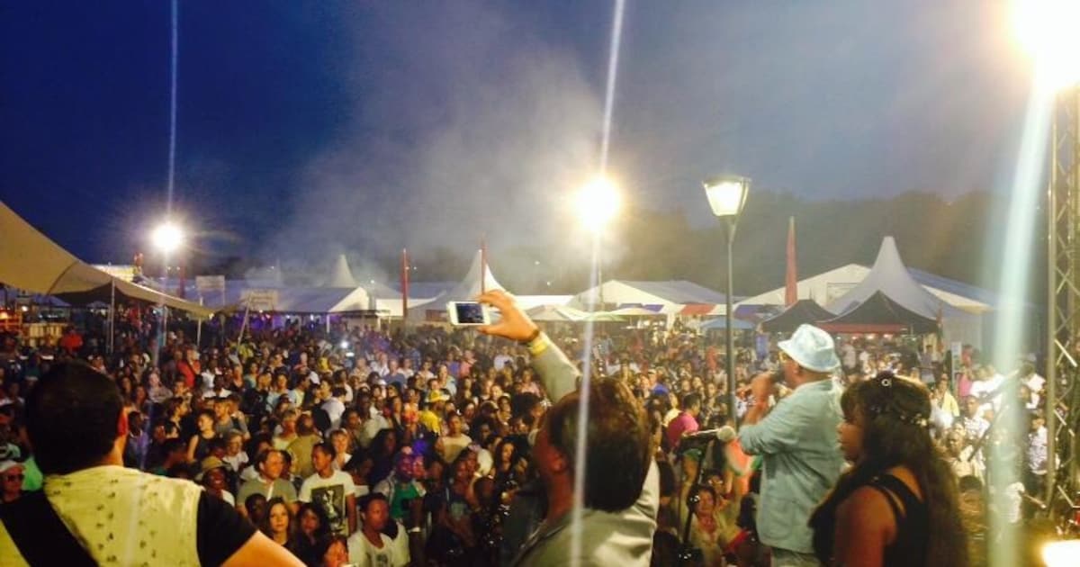 Typhoon met Trafassi ('Wasmasjien') op het podium bij Kwaku | Het Parool