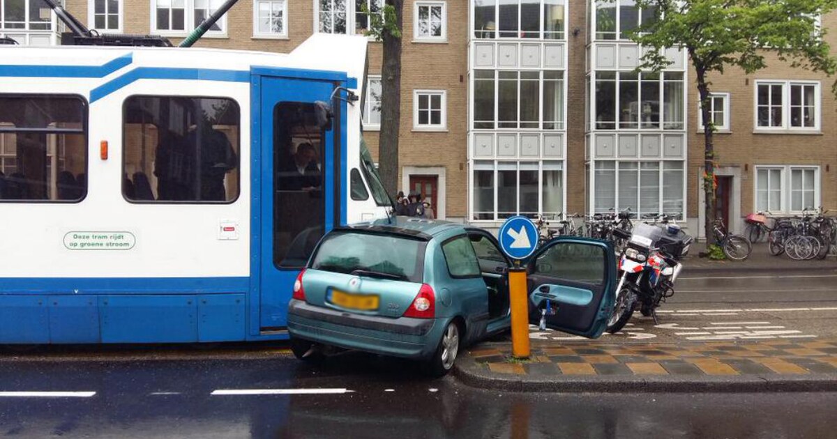 Auto botst op tram 24 bij Stadionweg | Het Parool