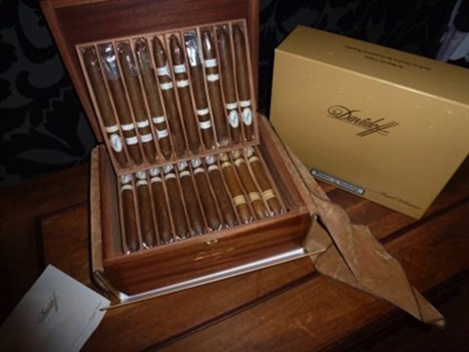 Van fraude verdachte gemeenteambtenaar kocht speedboot en dure auto's ...