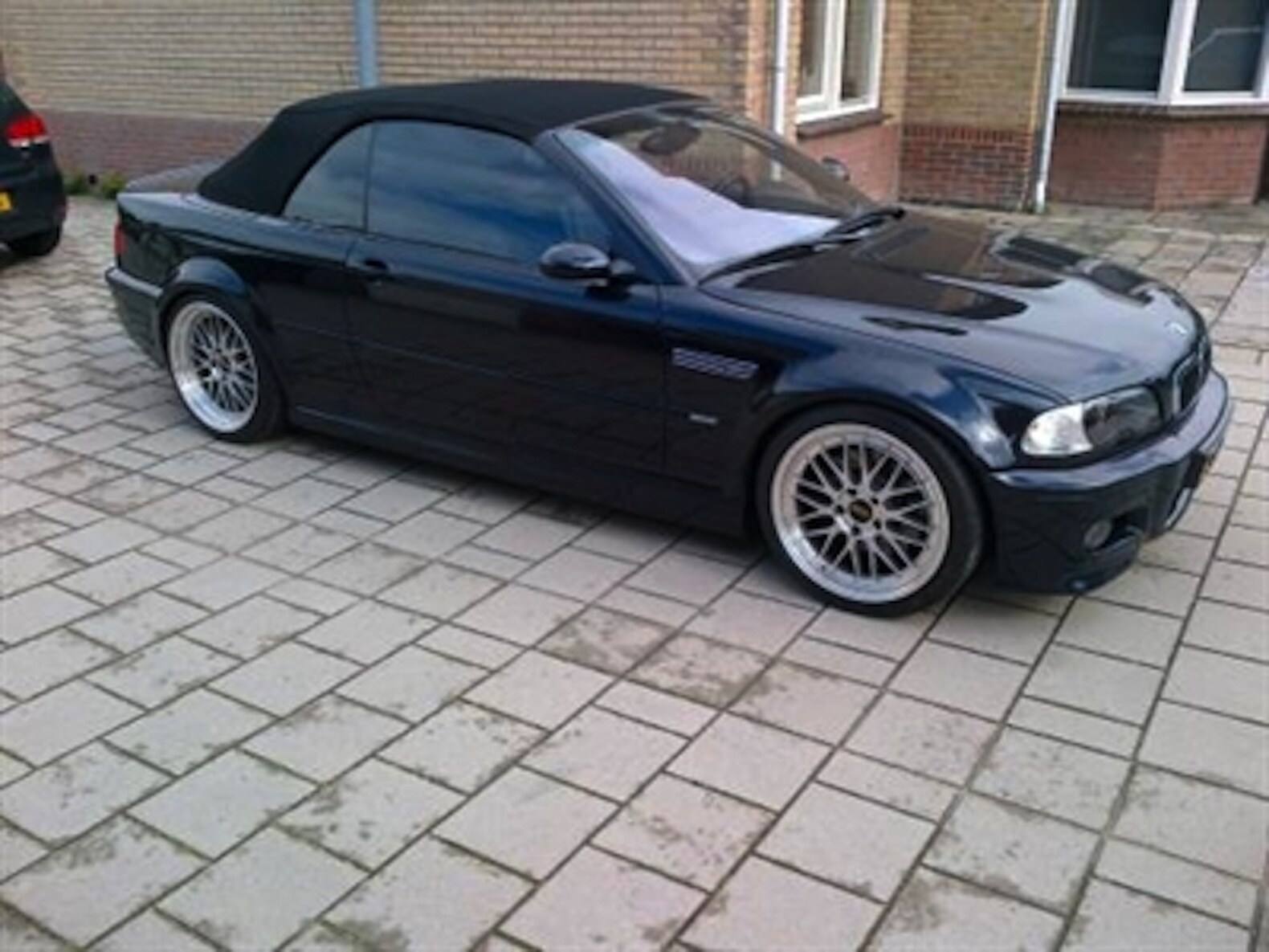 Van fraude verdachte gemeenteambtenaar kocht speedboot en dure auto's ...