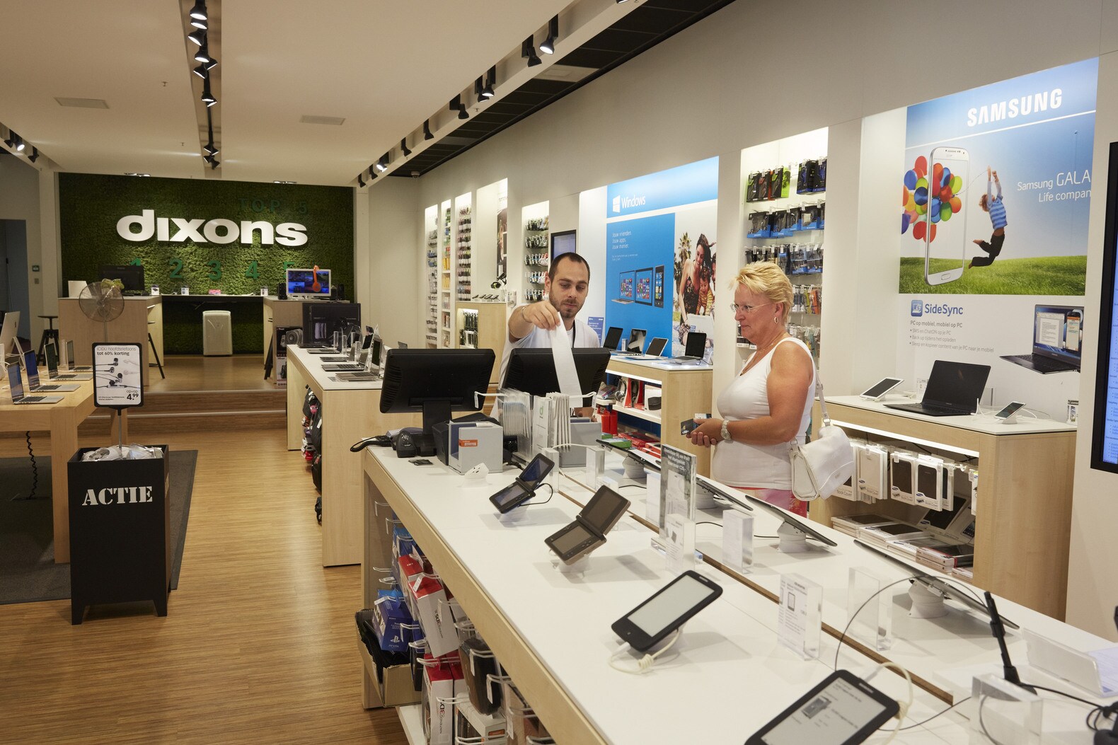 Kaalslag bij Dixons en Mycom | Het Parool