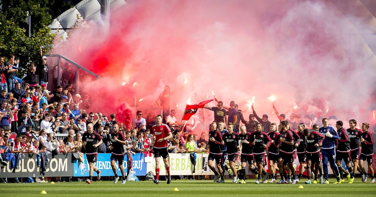 Deel staf jeugdopleiding Ajax eist aanblijven Wim Jonk | Het Parool
