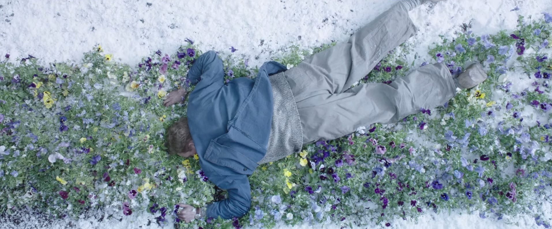 Amsterdamse Yzabel maakt titeltrack Knielen op een Bed Violen | Het Parool