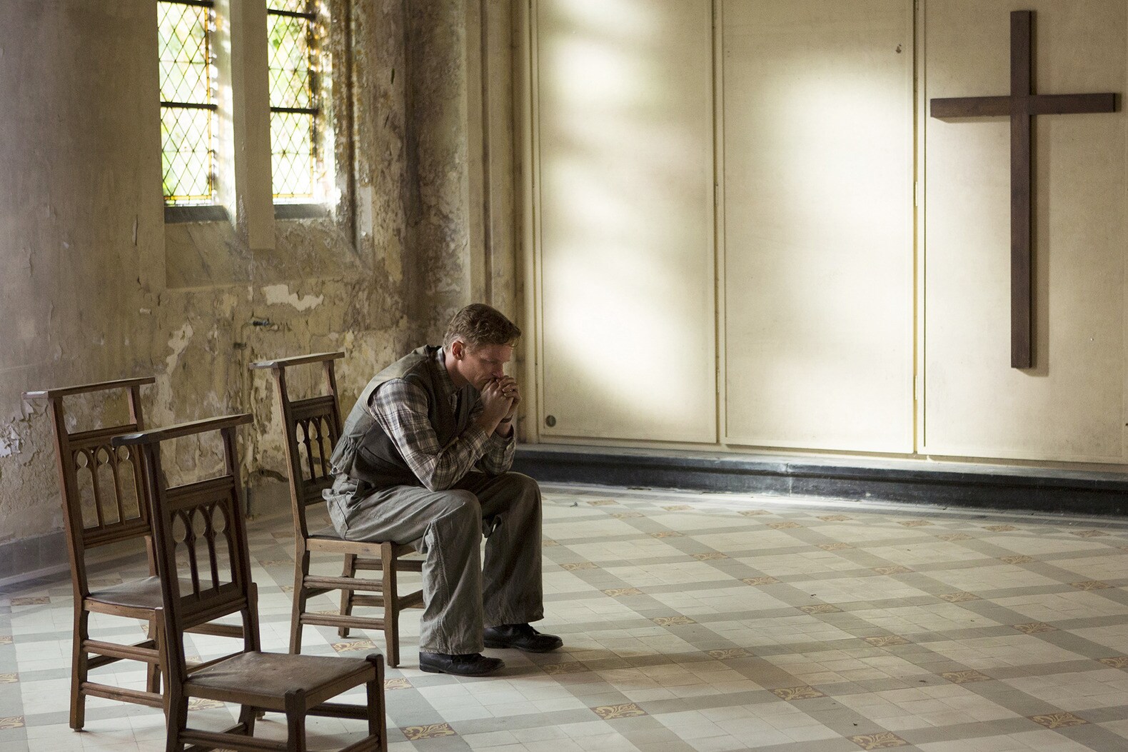 Knielen Op Een Bed Violen is een brave boekverfilming | Het Parool