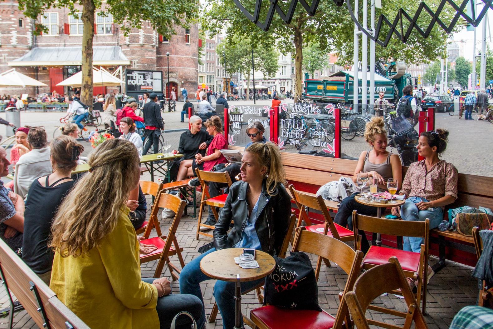 Koffie, studeren en afsluiten met een biertje: 7 Amsterdamse cafés waar ...
