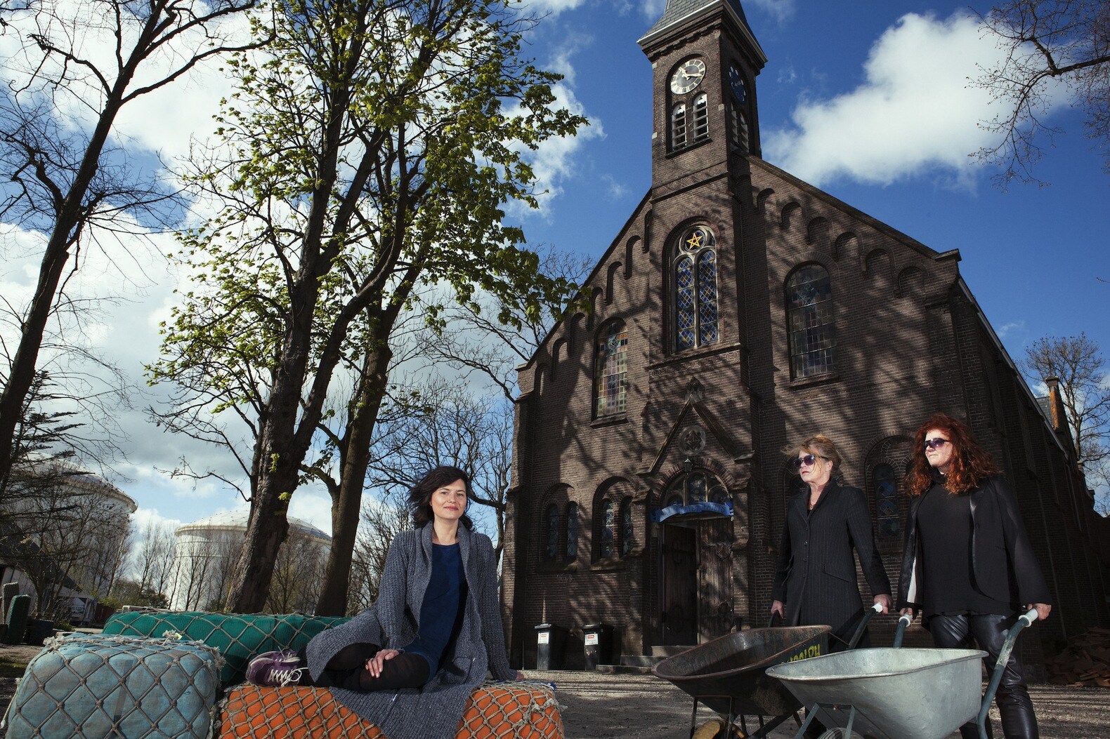 Meipaaldansen en tijdelijk trouwen op Ruigoord | Het Parool