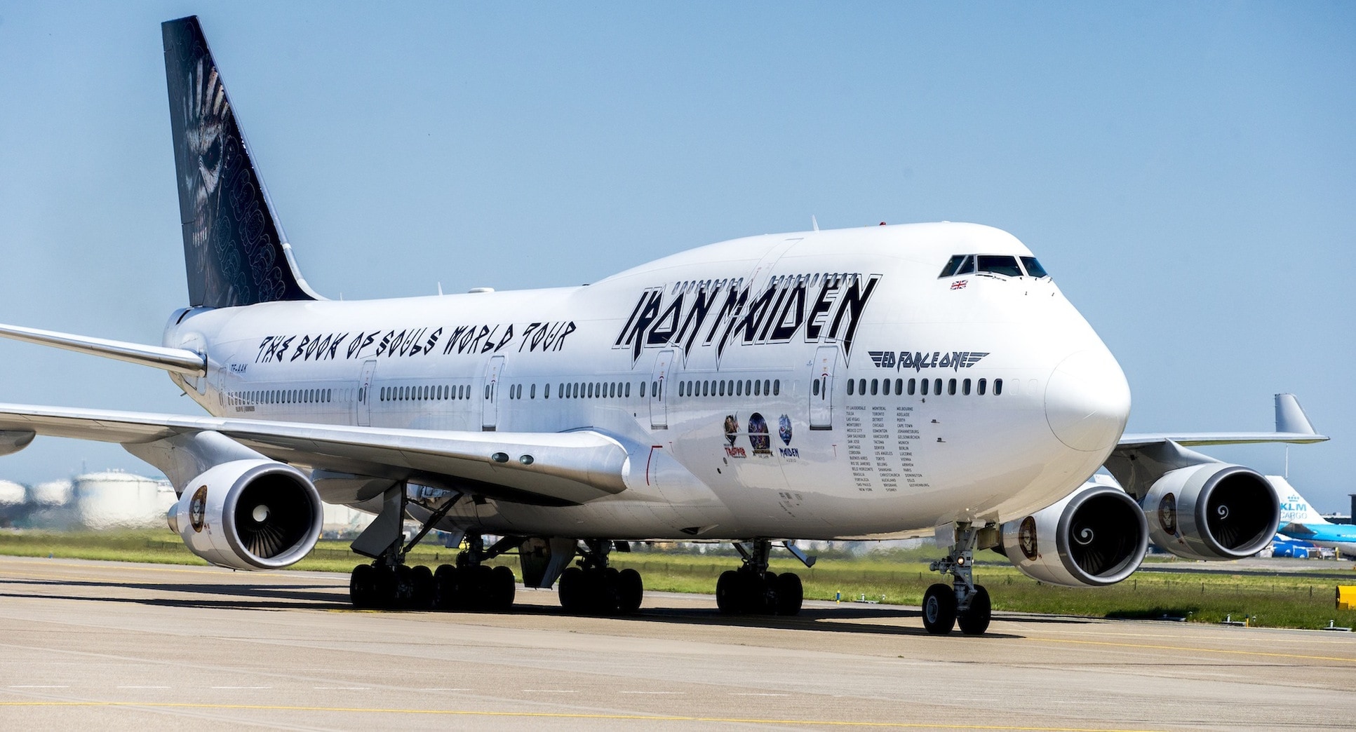 Ed Force One van Iron Maiden arriveert op Schiphol | Het Parool