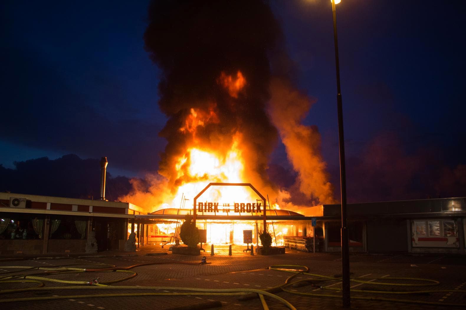 Grote brand Volendam tot in Amsterdam te zien | Het Parool