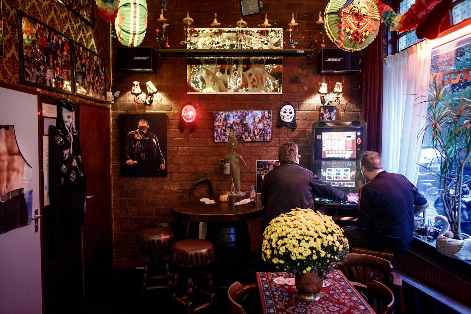 In moderne cafés past de gokkast niet meer | Het Parool