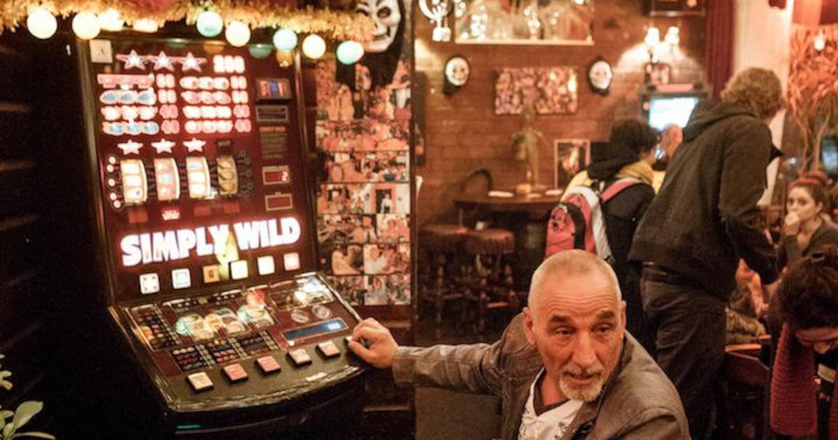 In moderne cafés past de gokkast niet meer | Het Parool