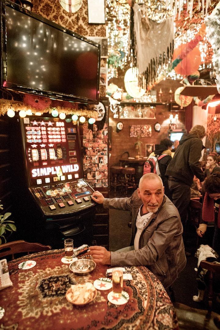 In moderne cafés past de gokkast niet meer | Het Parool