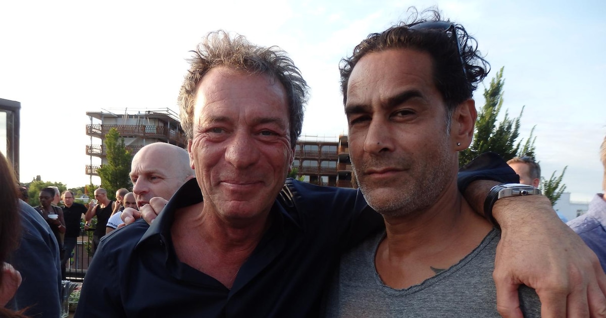 Gênant: de modellen staan bij de andere borrel | Het Parool