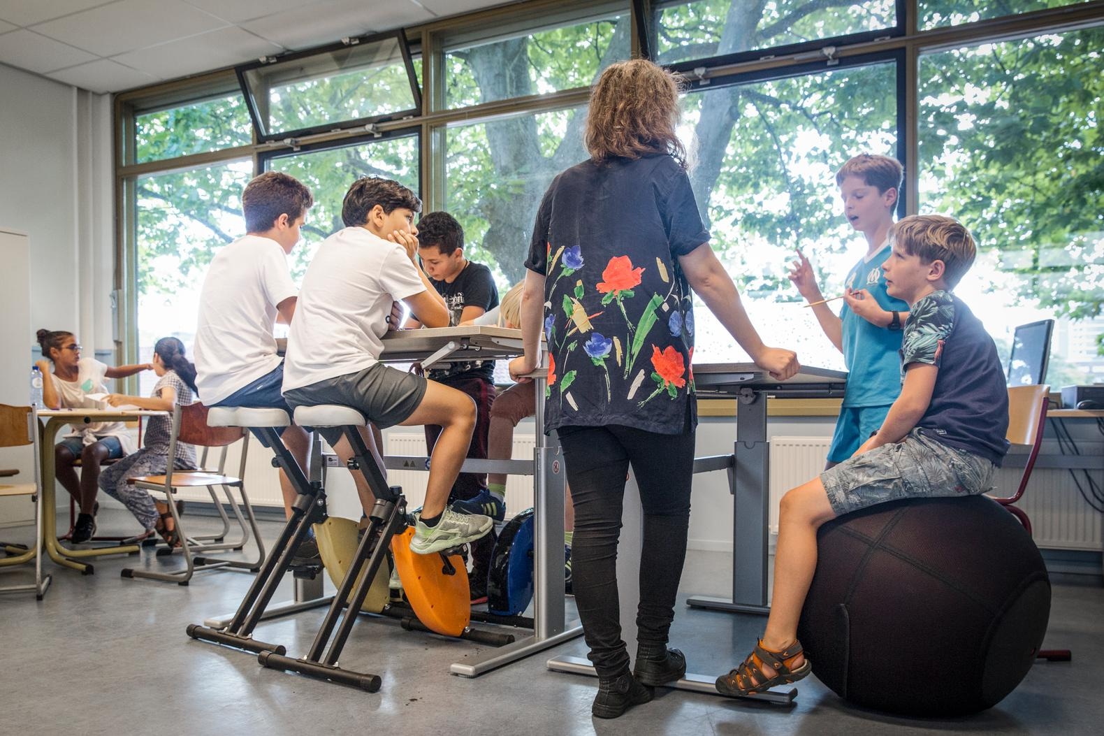 Leerlingen hoeven niet stil te zitten op Spring High in Nieuw-West ...