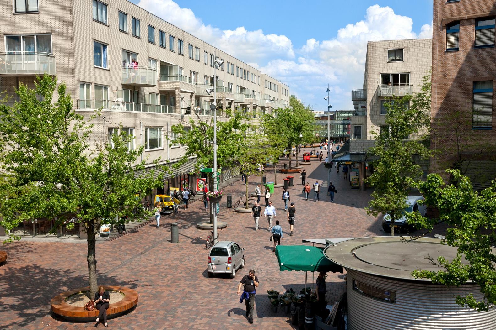 Geplaagd winkelcentrum Amsterdamse Poort gaat op de schop | Het Parool