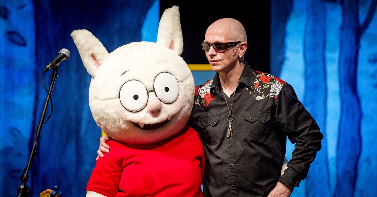 Paul van Loon schenkt eerste exemplaar boek aan museum | Het Parool