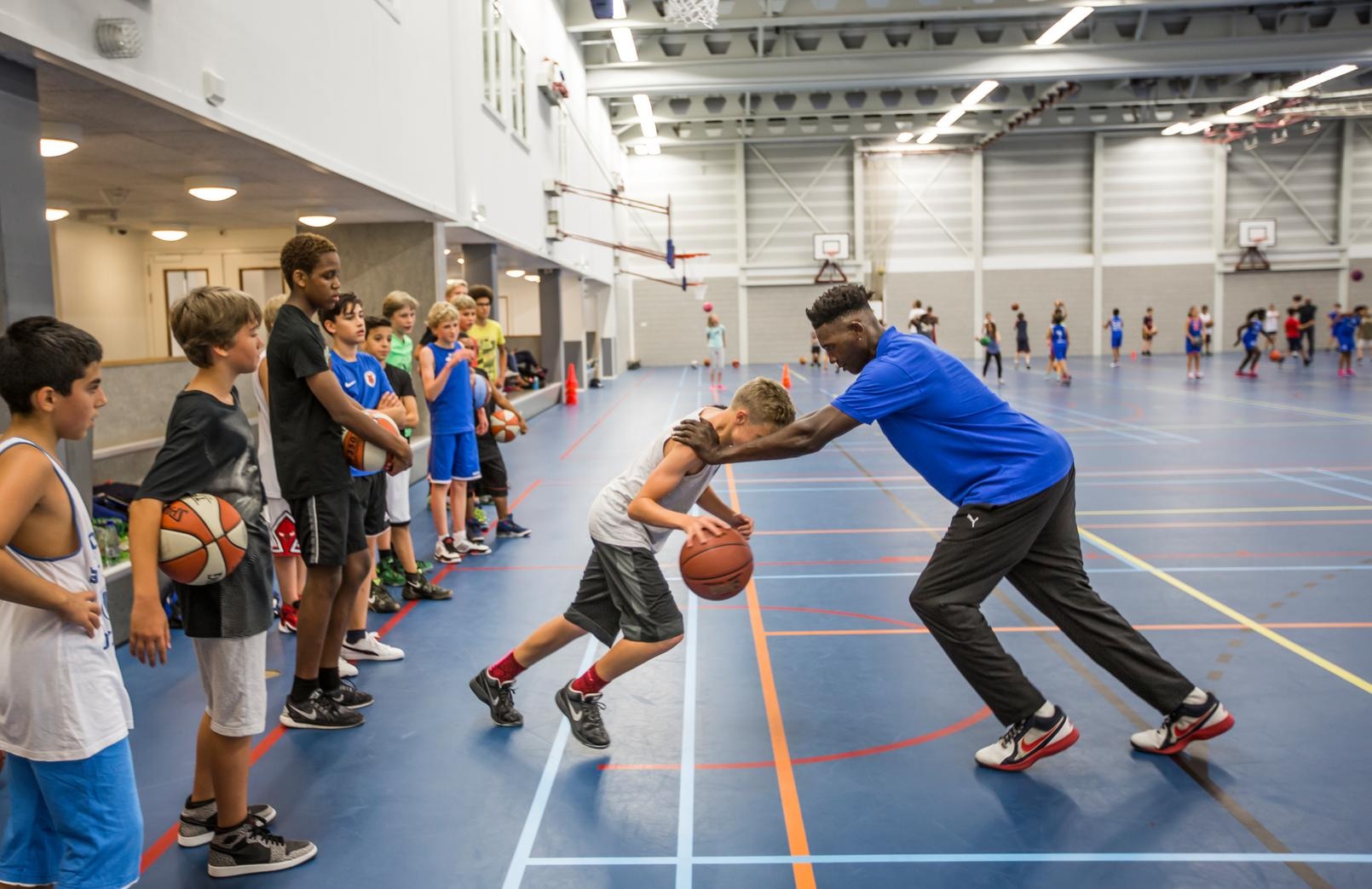 Dribbelen, dunken en dromen: Sam Graham geeft basketbaltraining in ...
