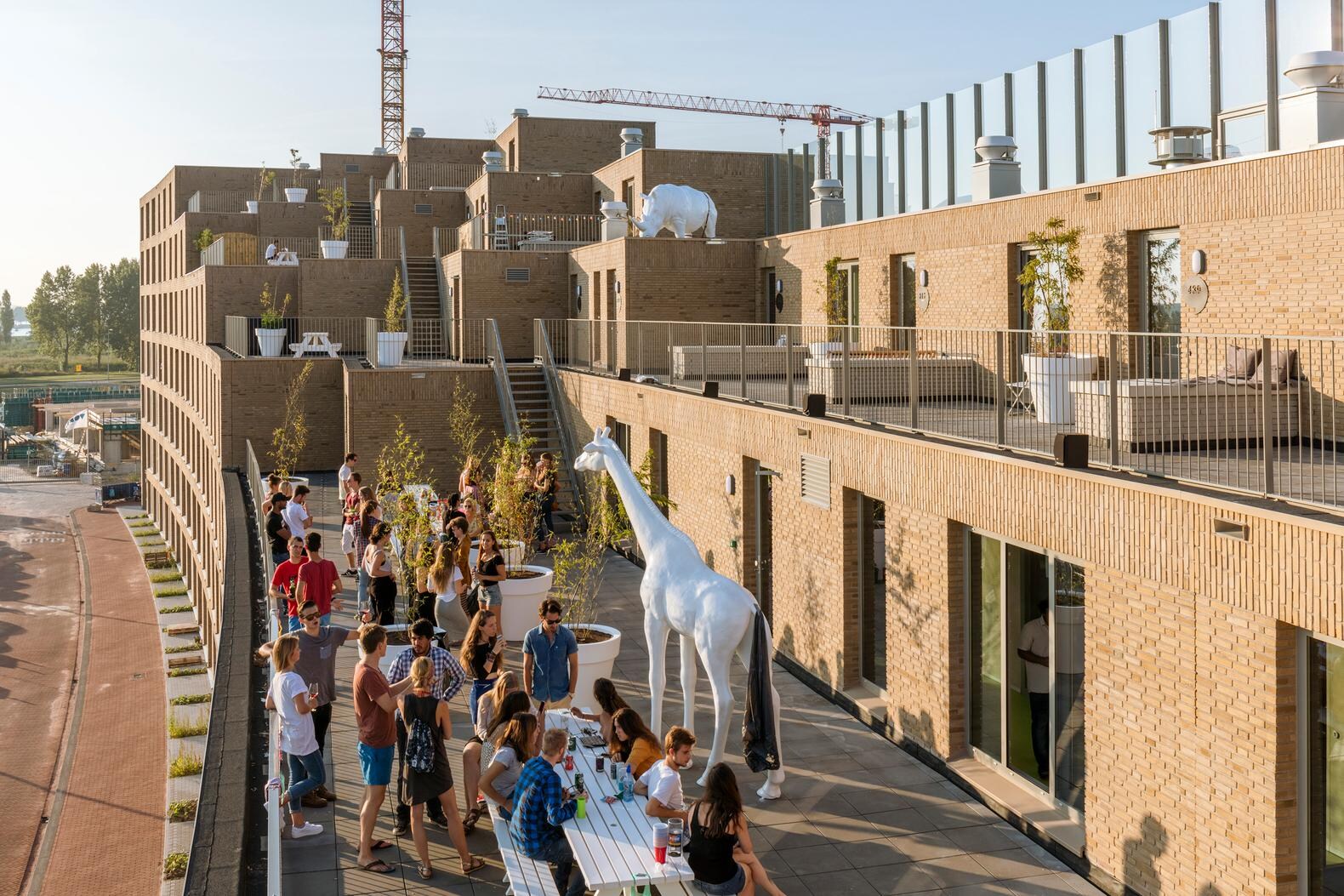 Smiley: zowel studentencomplex als geluidswal | Het Parool