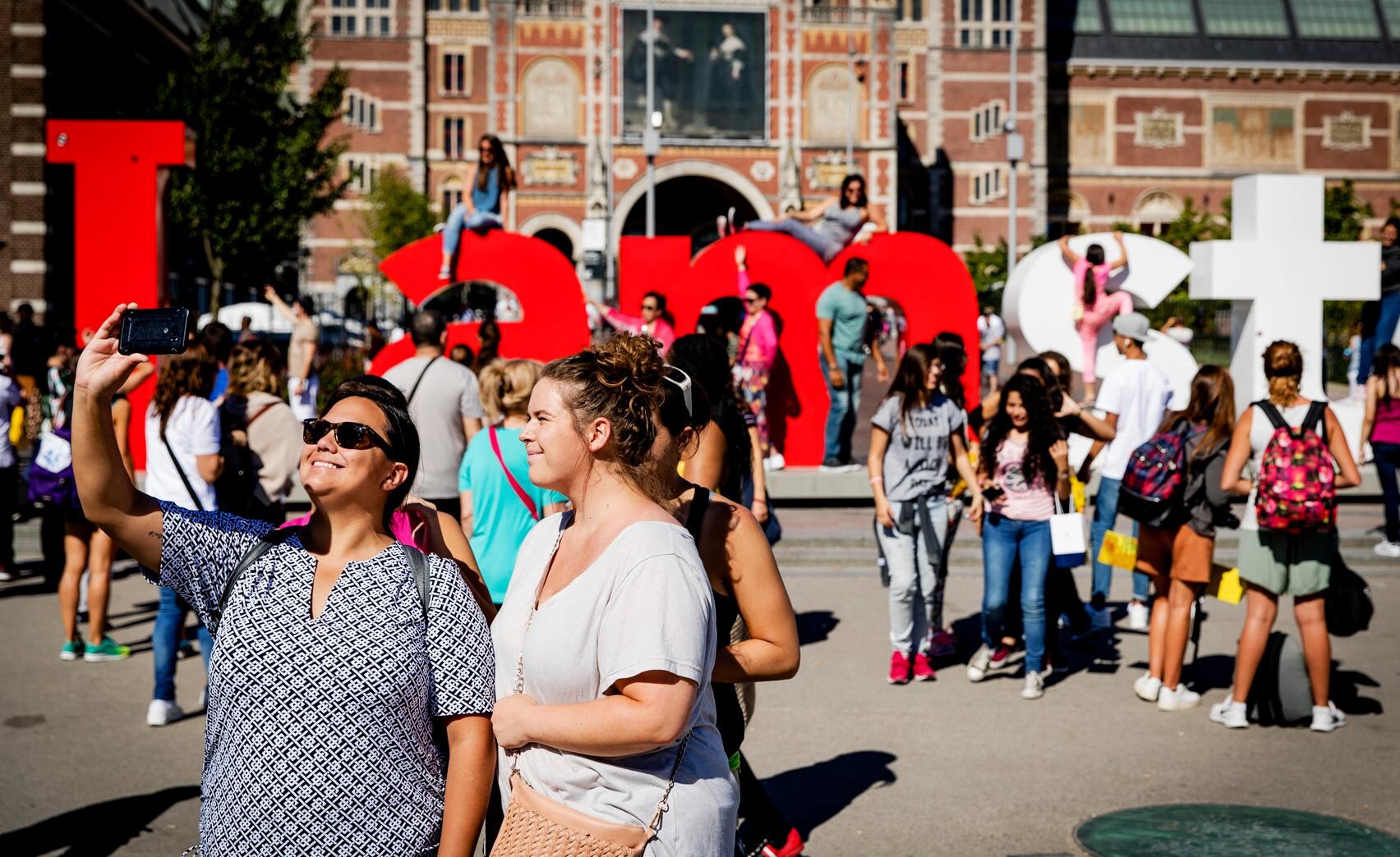 Toestroom toeristen maakt Amsterdam minder sociaal | Het Parool