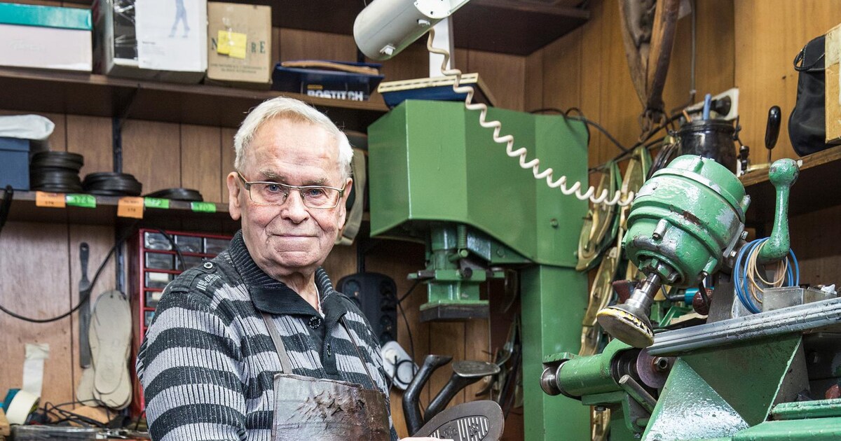Bert Herman (87) stopt na 69 jaar met zijn schoenmakerij in Oost | Het ...