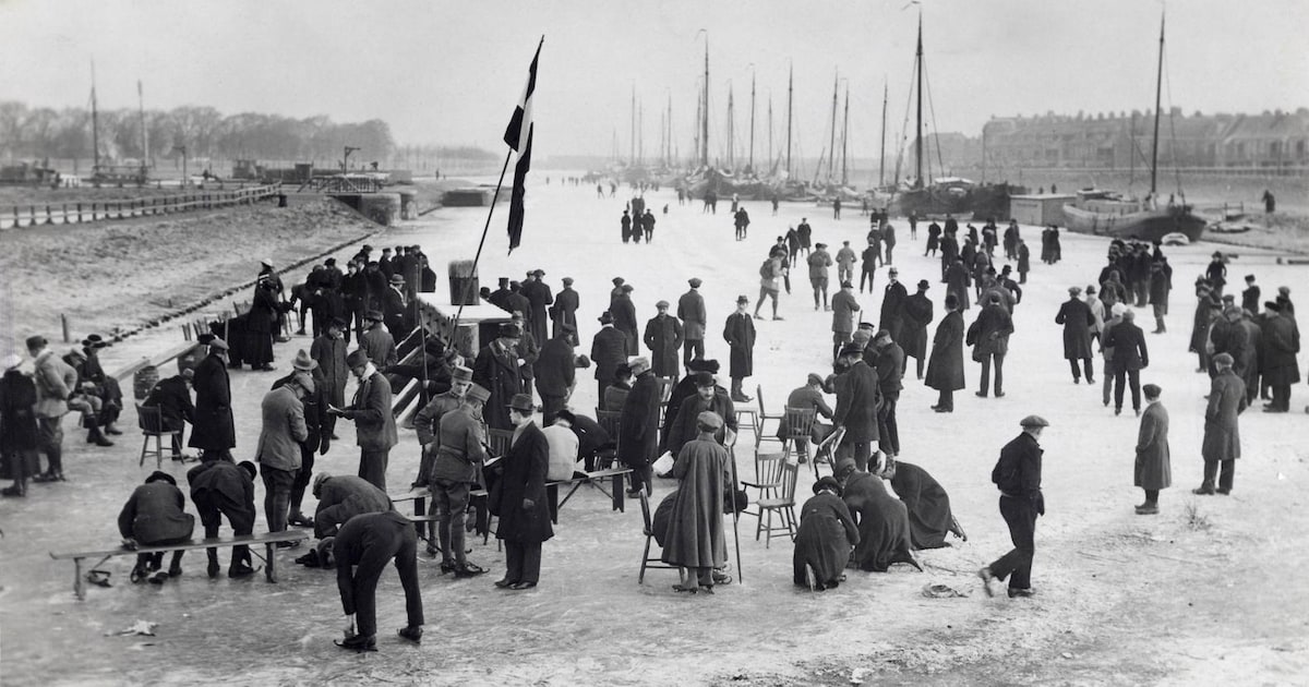 Honderd jaar geleden: Schaatspret na de vloed bij Amsterdam | Het Parool