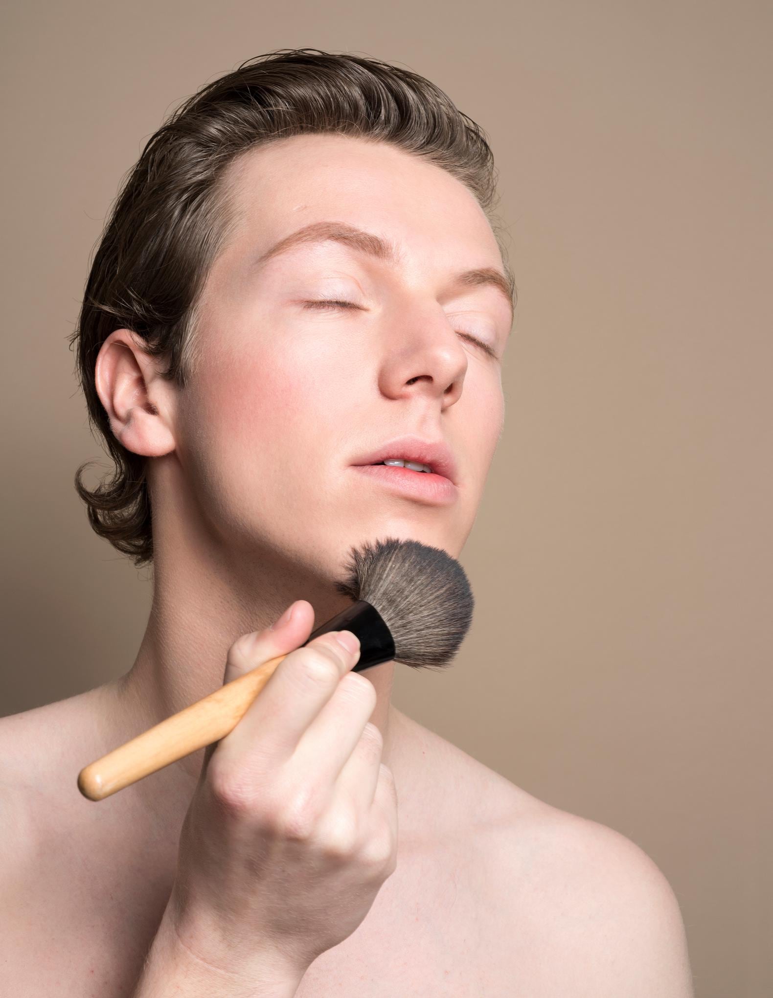 Guyliner en manscara: mannen experimenteren met make-up | Het Parool