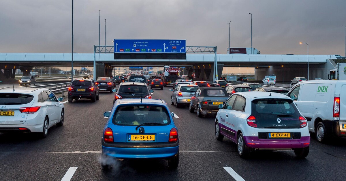 Drukke ochtendspits op eerste werkdag na Pasen | Het Parool