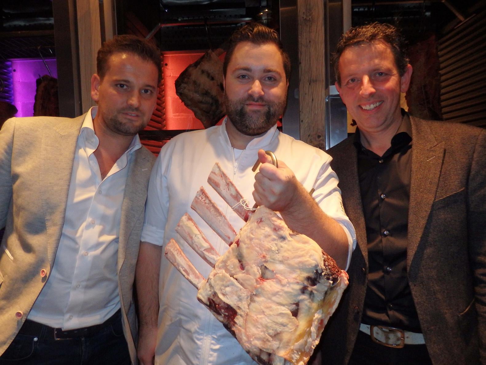 Zeemeerminnen bij de opening van The Harbour Club | Het Parool