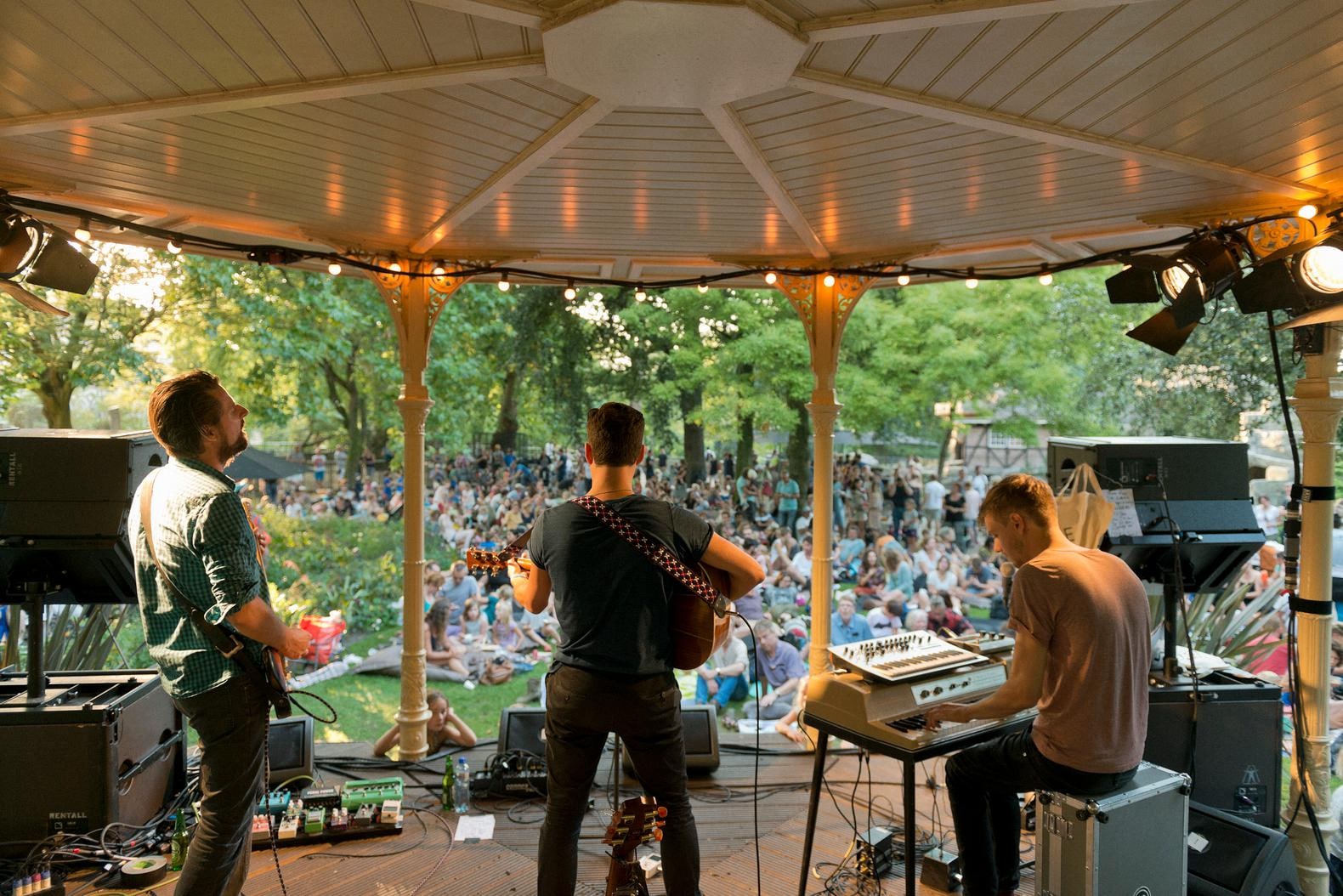 Rapper Sef en Aafke Romeijn bij Artis Zoomeravonden | Het Parool