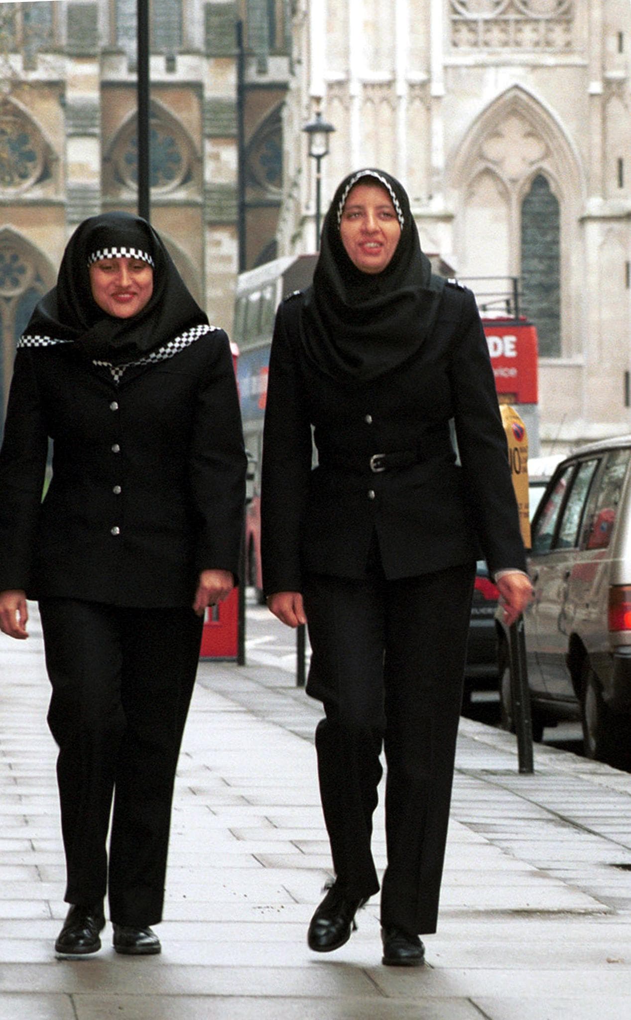 Een agent met een hoofddoek: ja of nee? | Het Parool