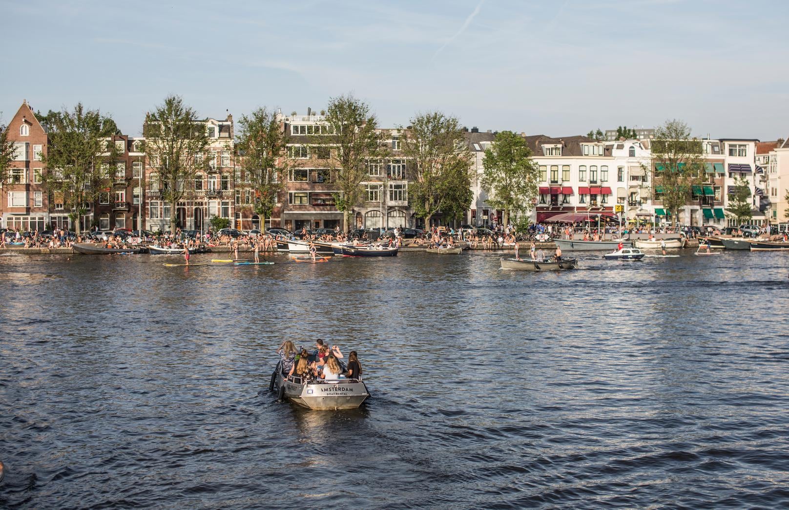 Bewoners Weesperzijde ontvluchten harde muziek | Het Parool