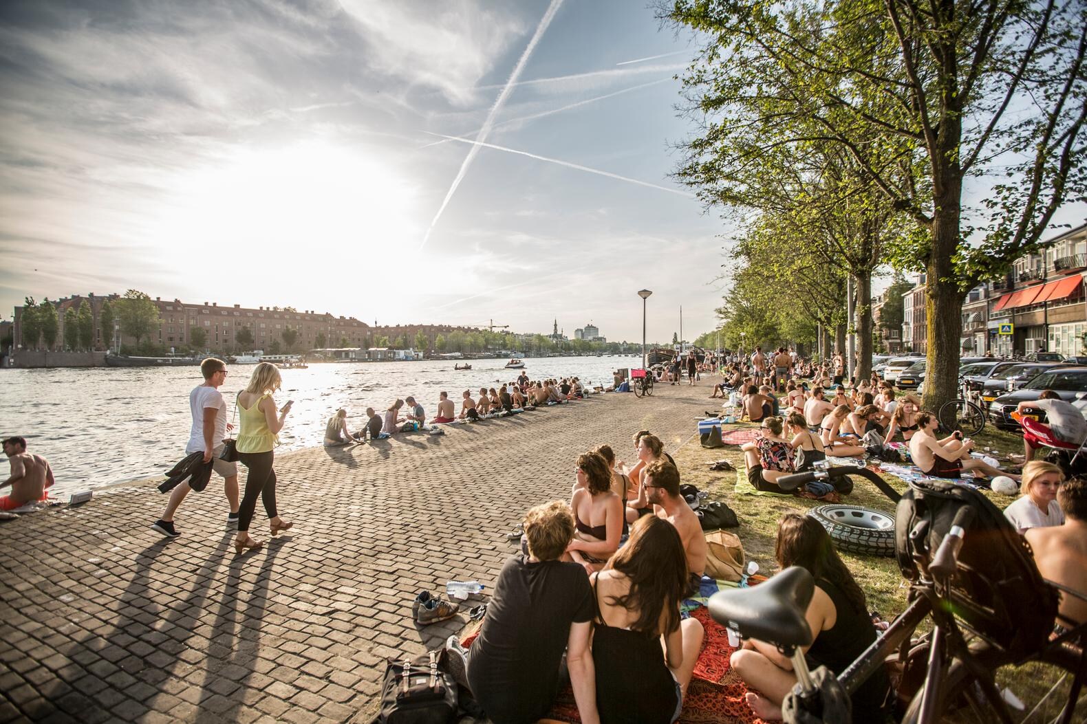 Bewoners Weesperzijde ontvluchten harde muziek | Het Parool