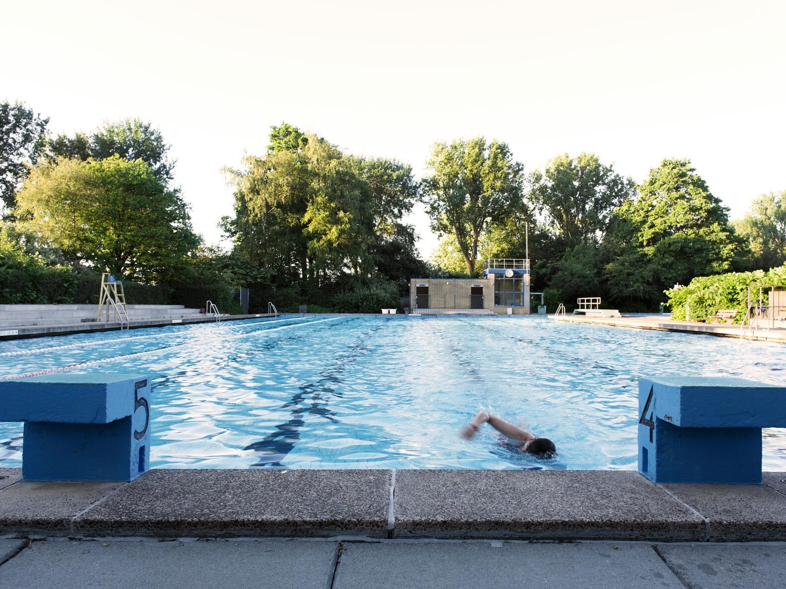 Zwemfie maken? Dat mag in de meeste zwembaden niet | Het Parool